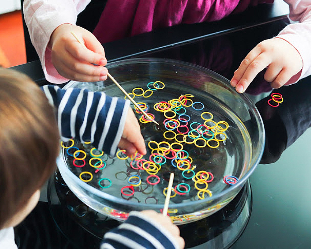 10 activités pour développer la motricité fine des enfants | MOMES