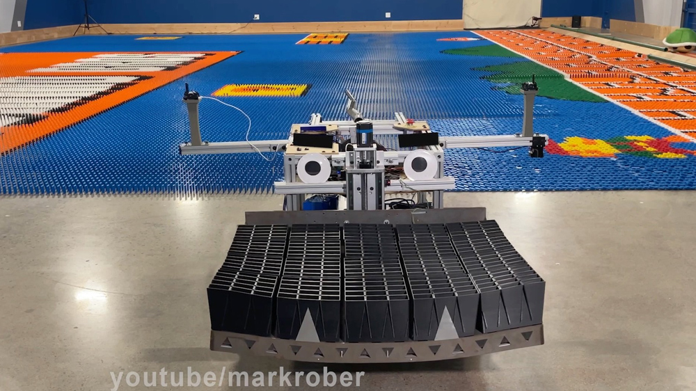 Le robot Dominator établit un nouveau record du monde de domino avec ...