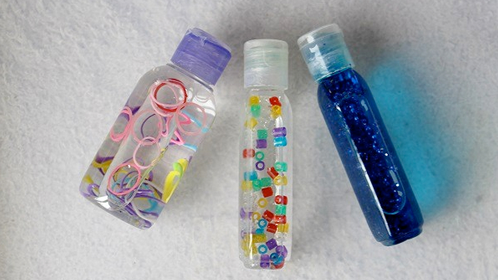 Comment faire des bouteilles sensorielles maison ? | MOMES