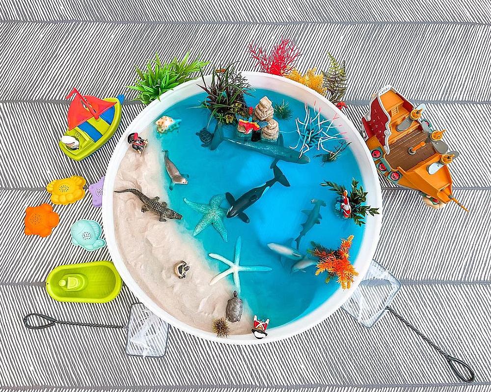 14 bacs sensoriels sur le thème de la plage et des vacances | MOMES