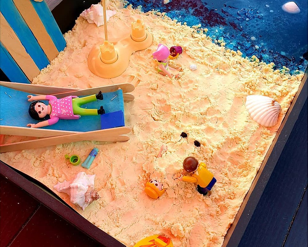 14 bacs sensoriels sur le thème de la plage et des vacances | MOMES