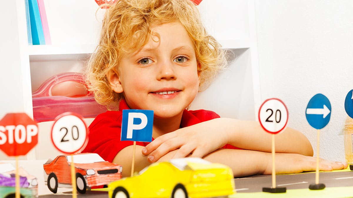 Découvrez comment apprendre le code de la route à son enfant | MOMES