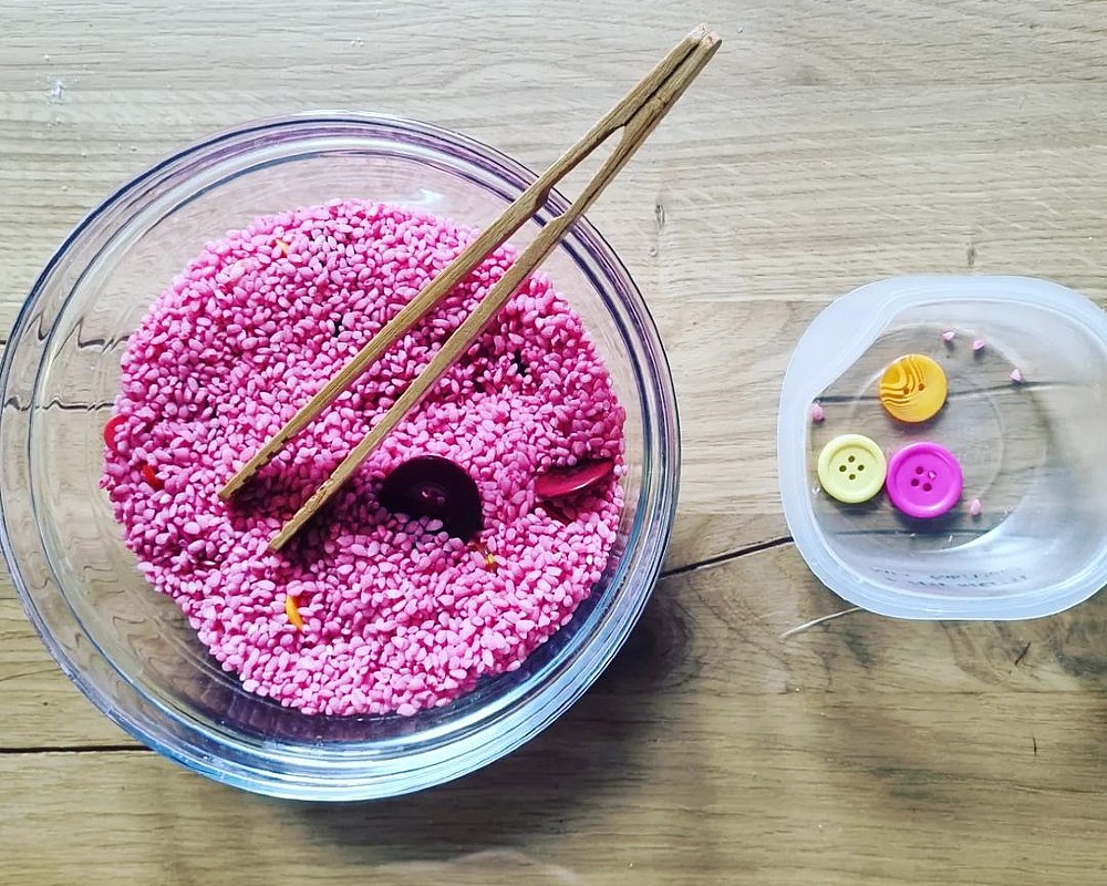 15 activités avec du riz coloré pour les enfants | MOMES